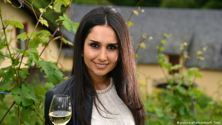 Syrian refugee crowned wine queen in Germany – DW – 08/03/2016