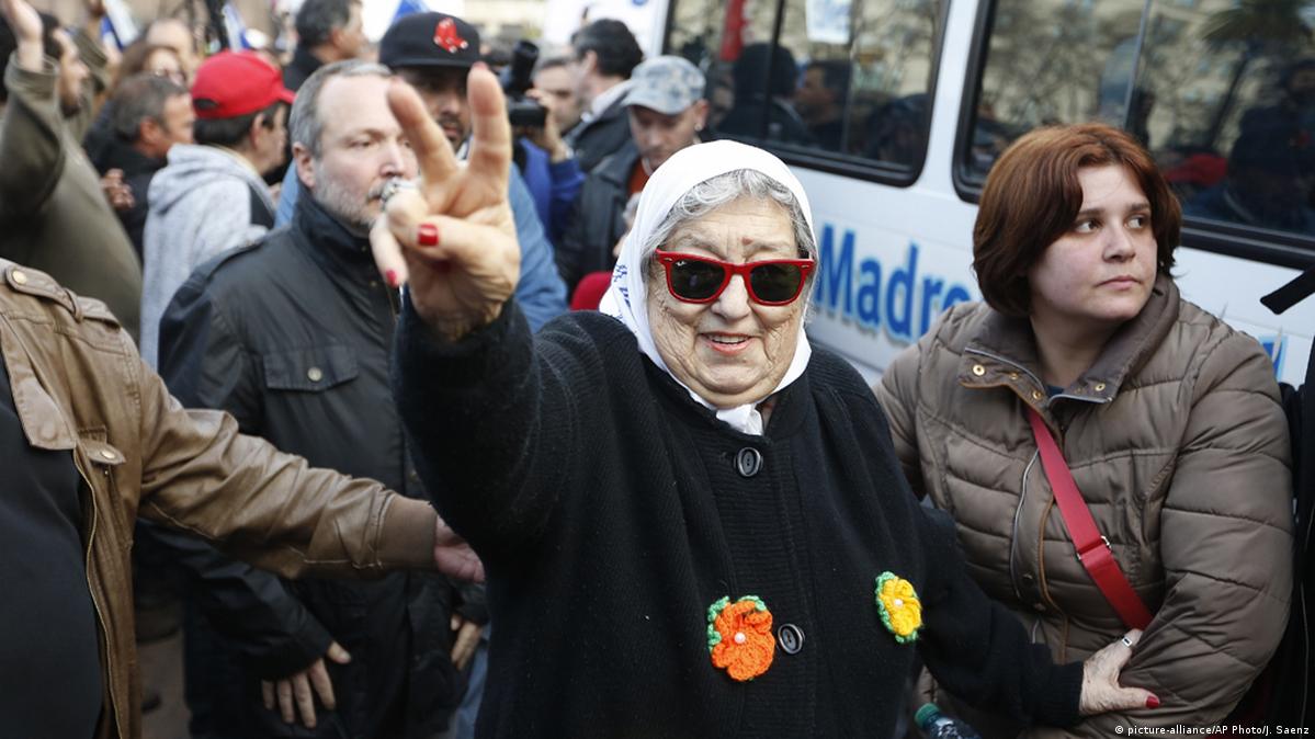 Protesters halt arrest of Argentine rights leader