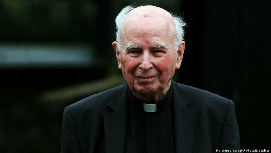 Priest in iconic image of Bloody Sunday dies – DW – 08/08/2016