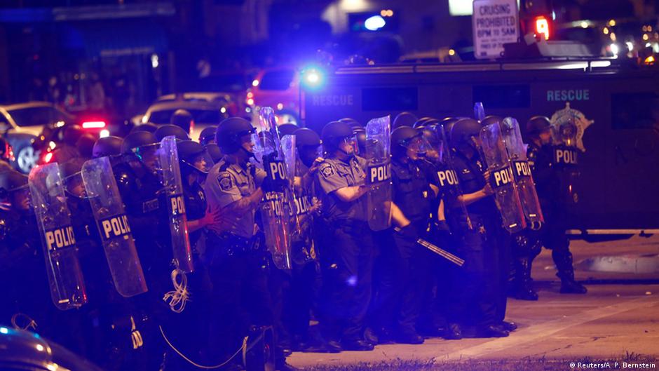 Milwaukee mayor imposes curfew – DW – 08/15/2016