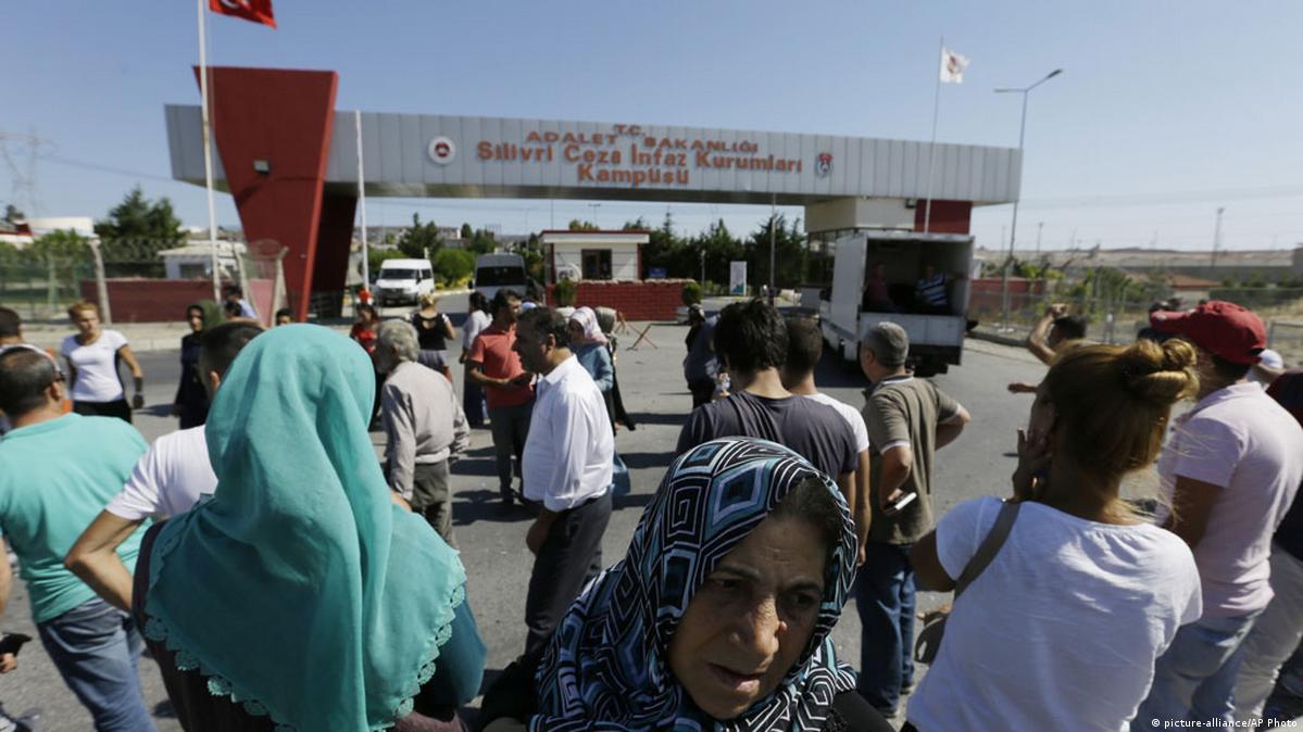 Turkey: Germany must close Gulen-linked firms – DW – 08/18/2016