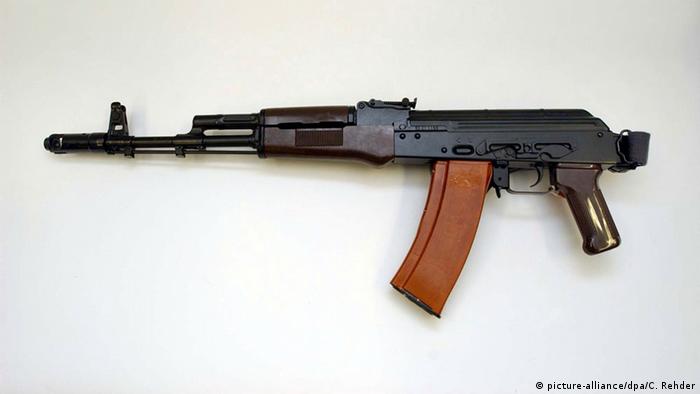 Russia's Kalashnikov sells replica rifles at Moscow airport | DW Learn ...