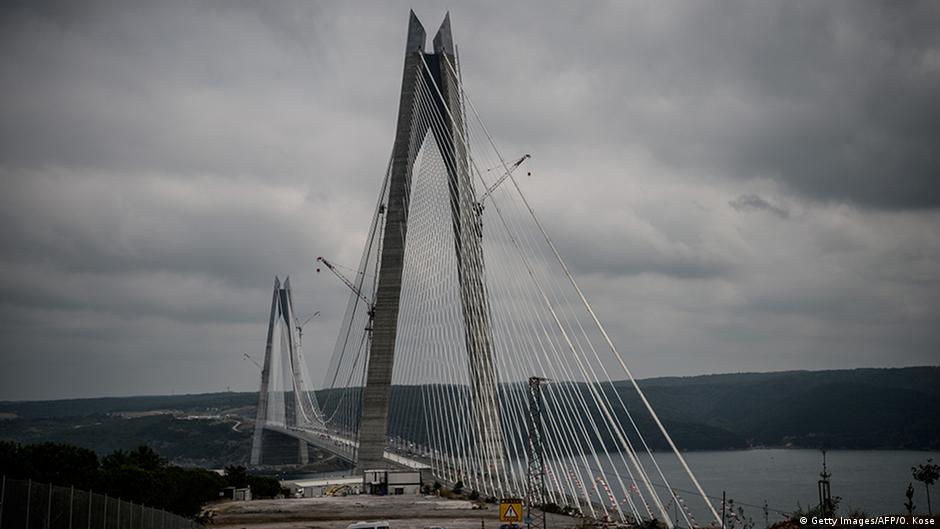 Turkey opens new Bosporus bridge – DW – 08/26/2016