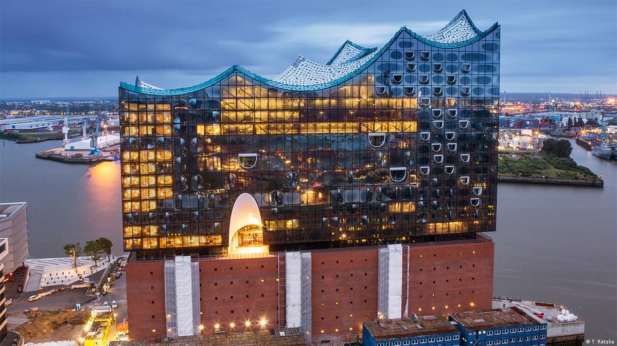 Hamburg's Elbphilharmonie concert hall opens plaza – DW – 11/04/2016