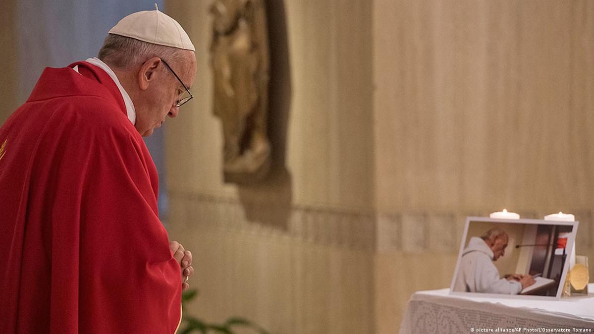 Pope pays tribute to slain French priest – DW – 09/14/2016
