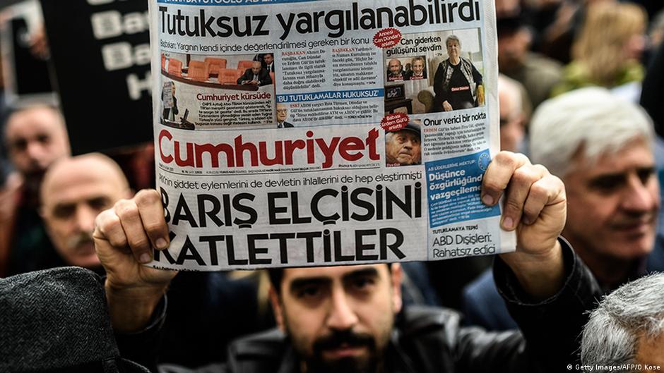 EU calls on Turkey to respect press freedom – DW – 10/27/2016