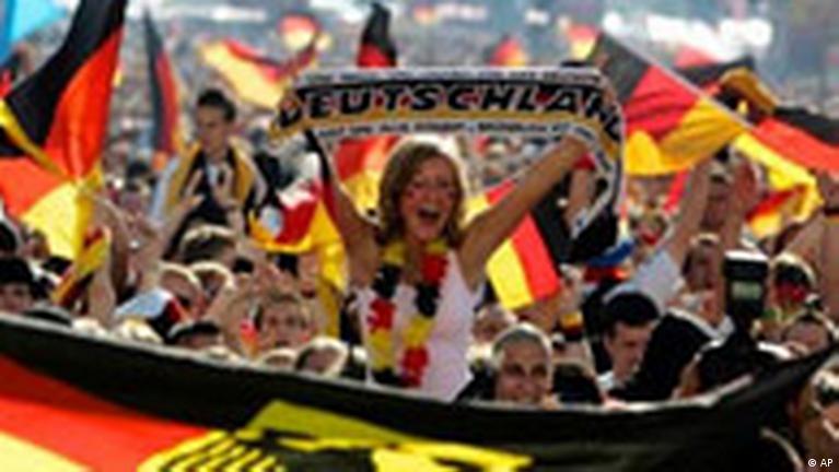 World Cup Passion Unifies Germans and Turks – DW – 06/15/2006