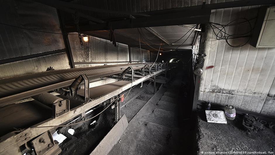 China pit explosion traps 33 miners – DW – 10/31/2016