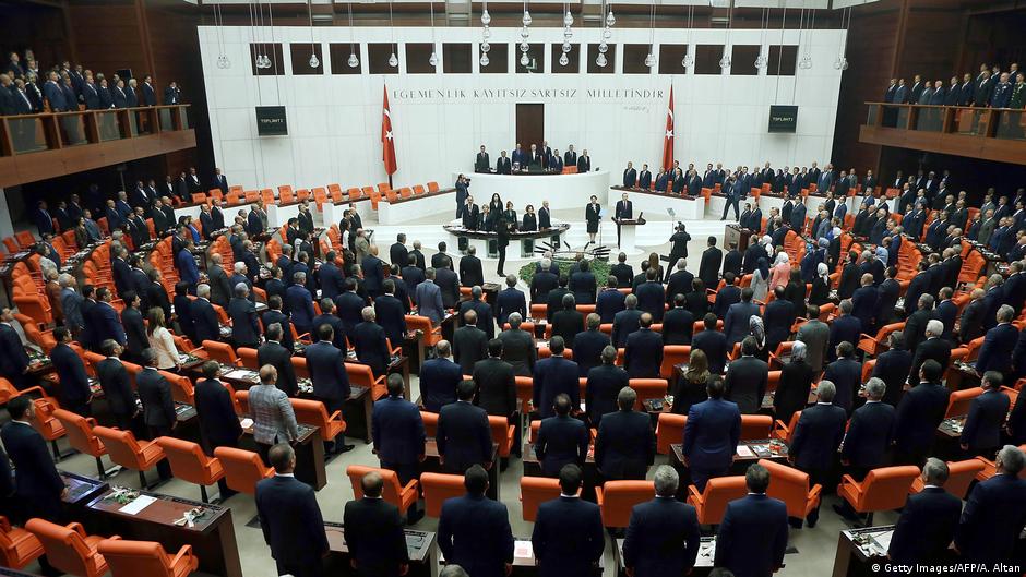 Turkey's parliament debates greater powers for Erdogan – DW – 01/09/2017