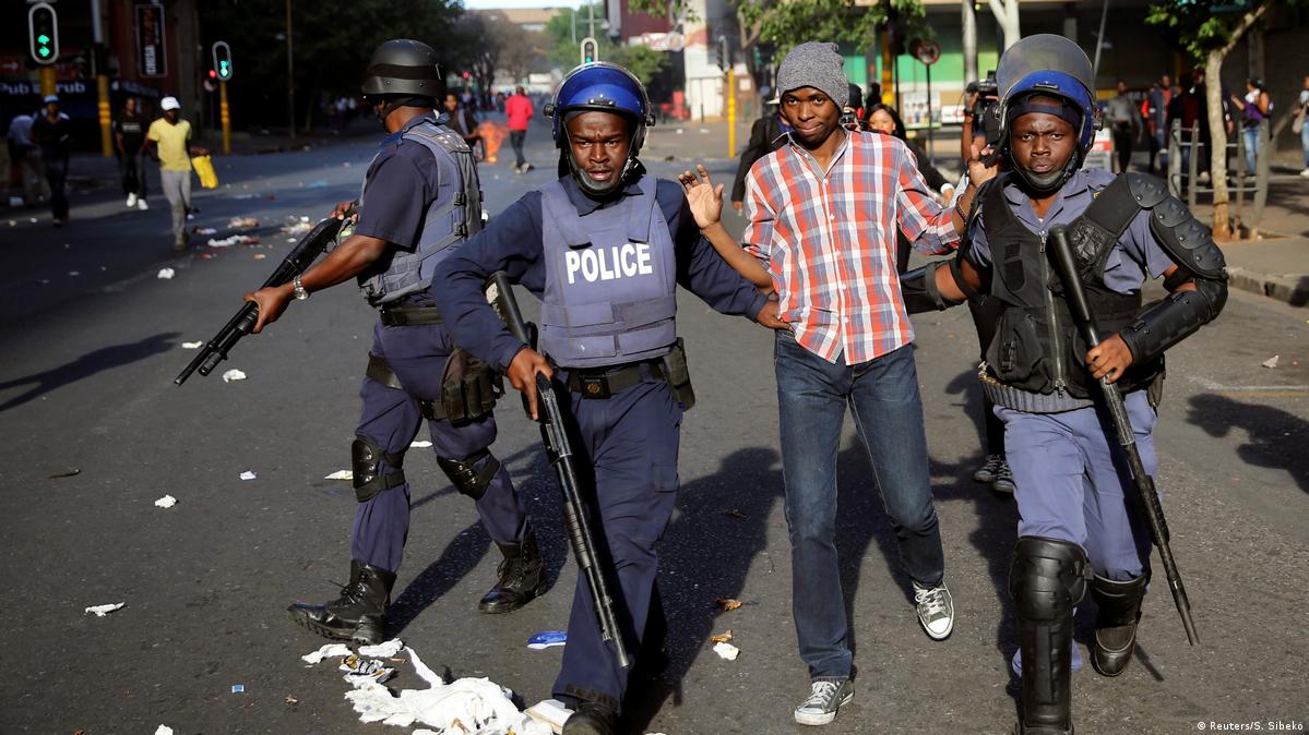 Police clash with students in S. Africa – DW – 10/10/2016