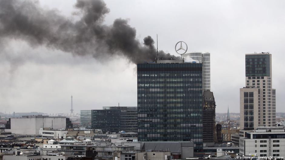 Fire breaks out at Berlin Europa-Center tower – DW – 10/11/2016