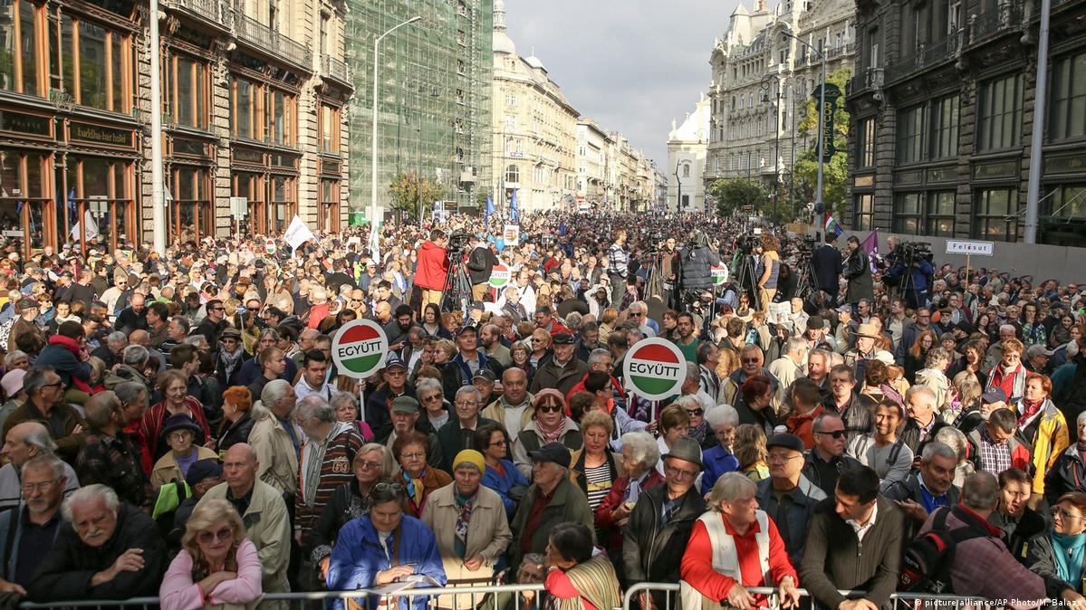Thousands march at Budapest press freedom rally – DW – 10/17/2016