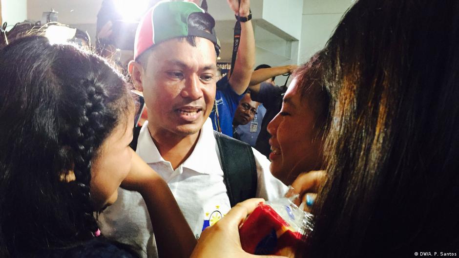 Filipino hostages return home – DW – 11/01/2016
