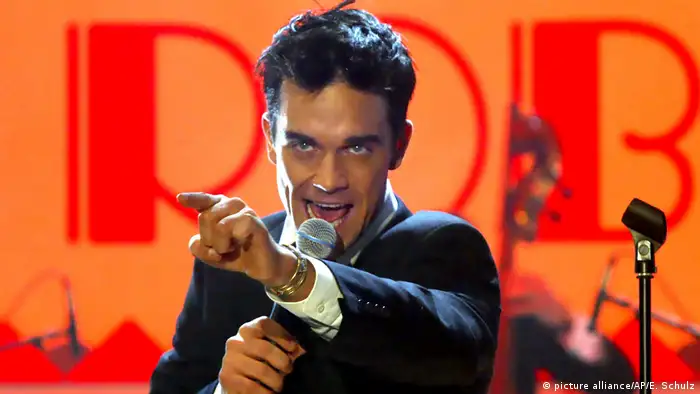 Robbie Williams singing and pointing his finger (Photo: picture ...