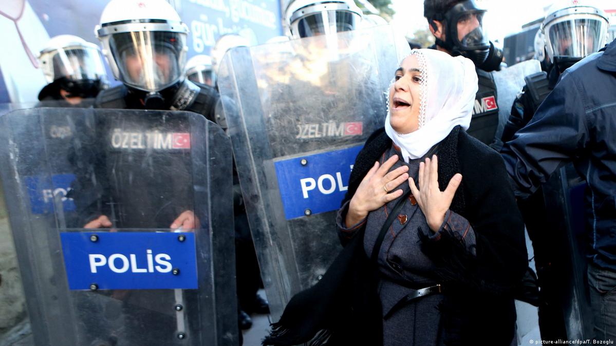 Turkish police break up press freedom rally – DW – 11/05/2016