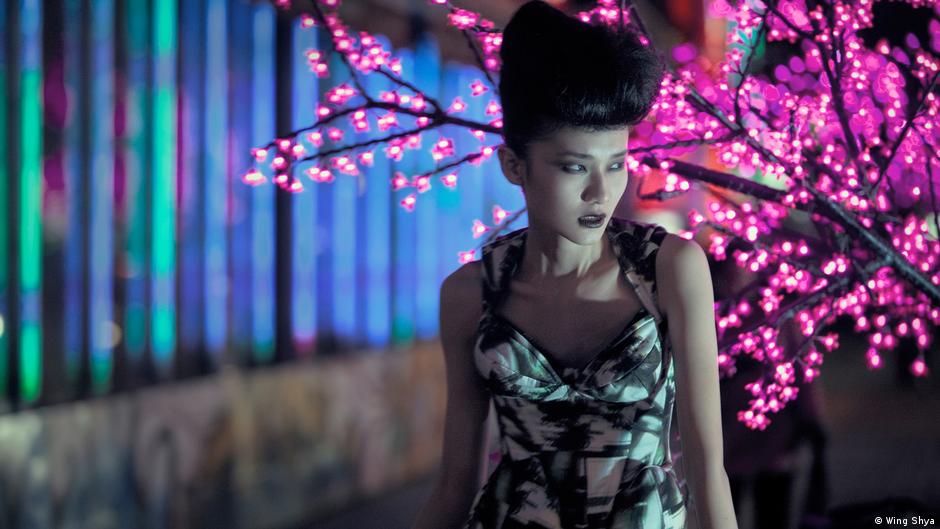 How the art of bling reflects reality – DW – 11/23/2016