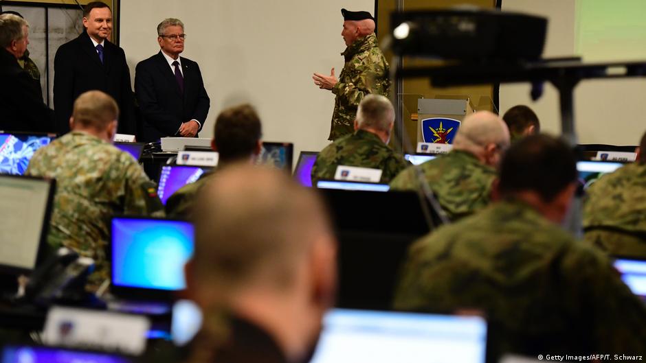 Polish, German presidents visit NATO command center – DW – 11/28/2016