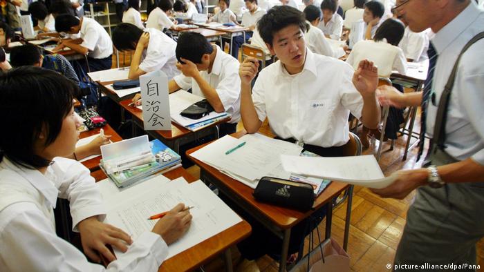 Japan′s ′nationalist′ school books teach a different view of history ...