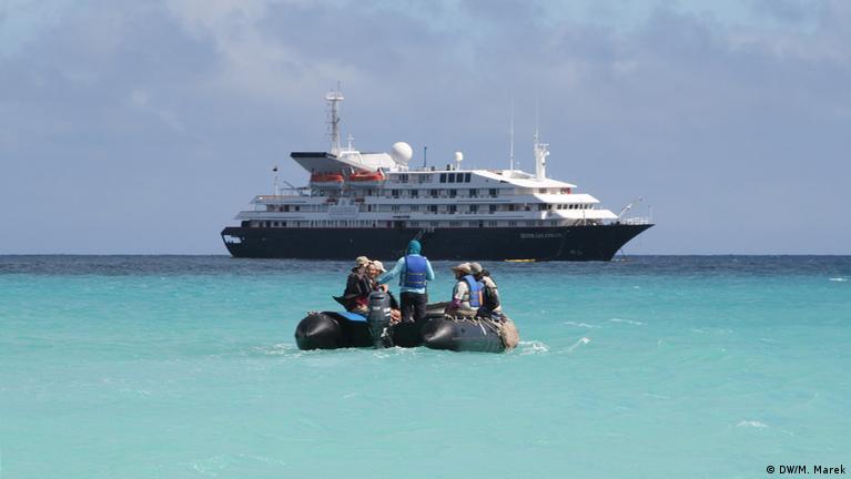 Galapagos tourism: Boon or threat? – DW – 01/06/2017