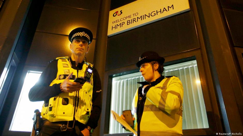 Hundreds of inmates riot at British jail – DW – 12/17/2016