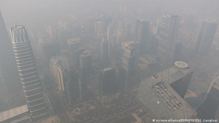 Smog red alert in northern China forces factories to close | News | DW ...
