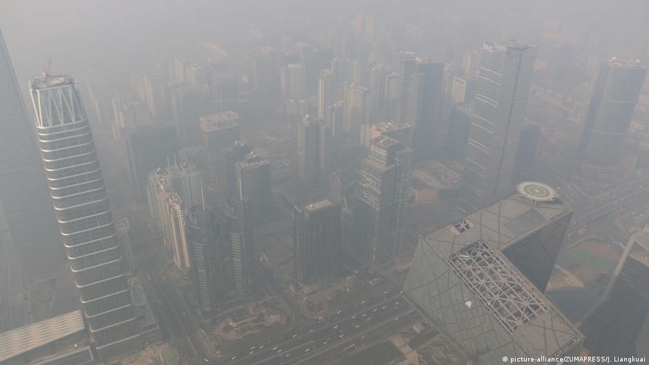 Smog red alert in northern China forces factories to close – DW – 12/17 ...