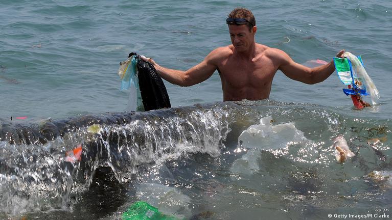 Plastic choking oceans – DW – 07/26/2017