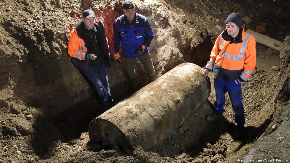 Bomb defusal ends after mass evacuation in Augsburg – DW – 12/25/2016