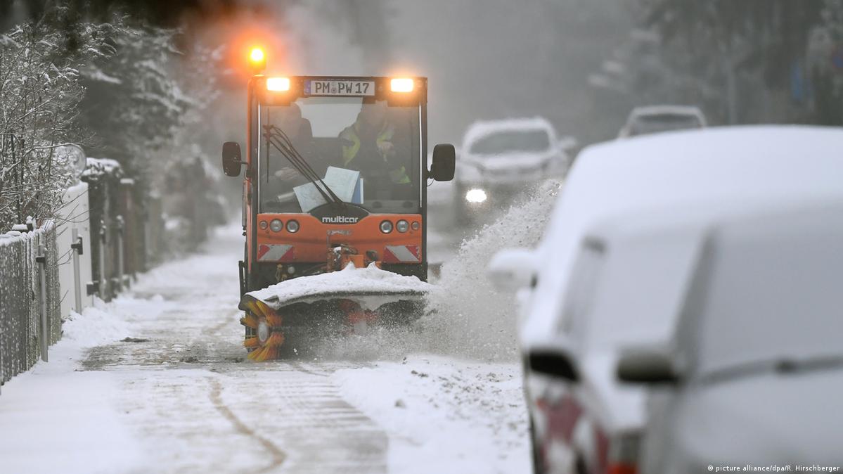 Deadly winter conditions sweep Europe – DW – 01/08/2017