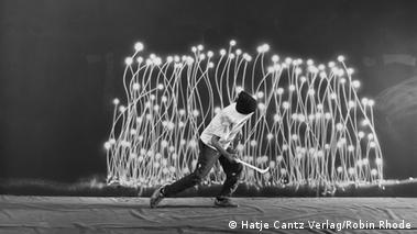 Robin Rhode: Painting in black and white, but only in art – DW – 03/10/2017