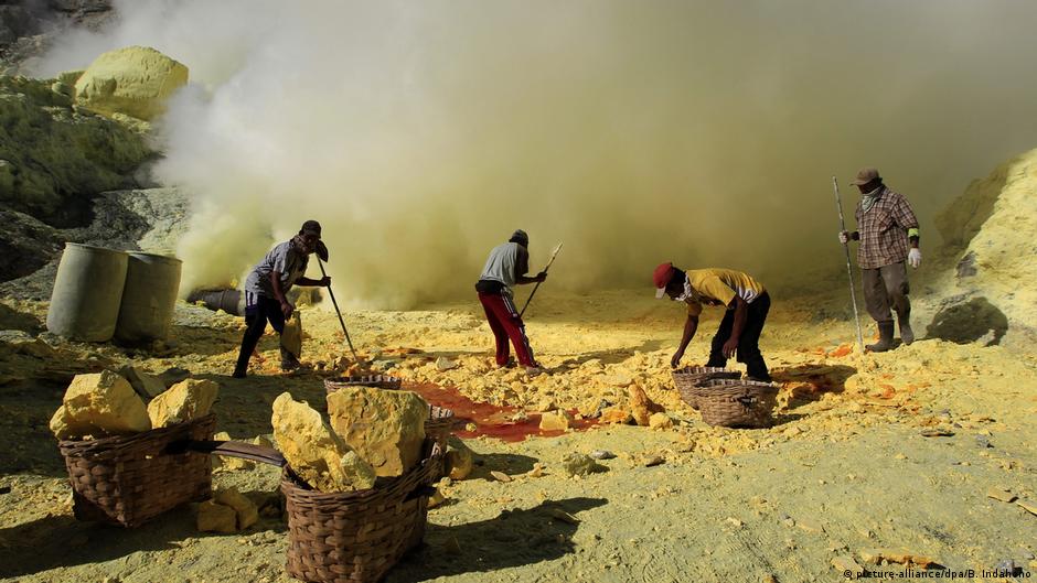 Poisonous survival: sulfur mining – DW – 01/18/2017