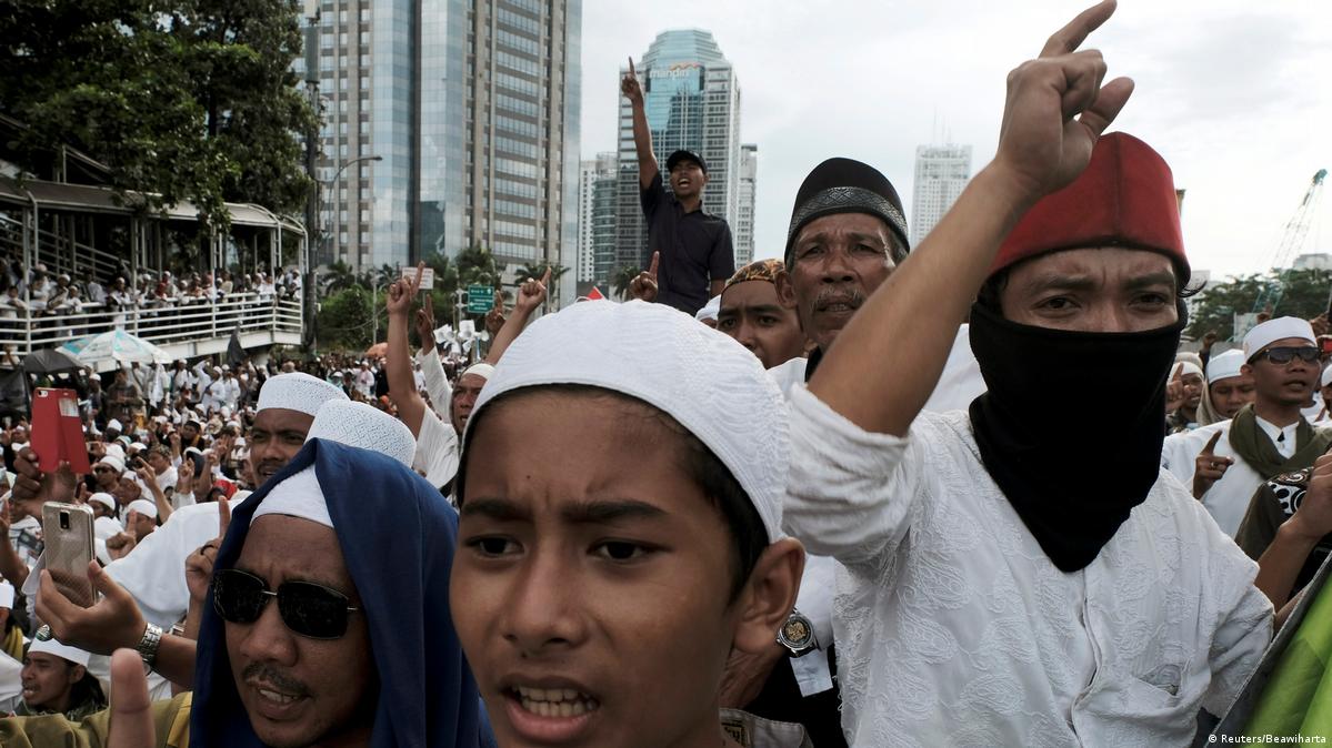 Indonesia 'on brink of disaster' – DW – 02/13/2017