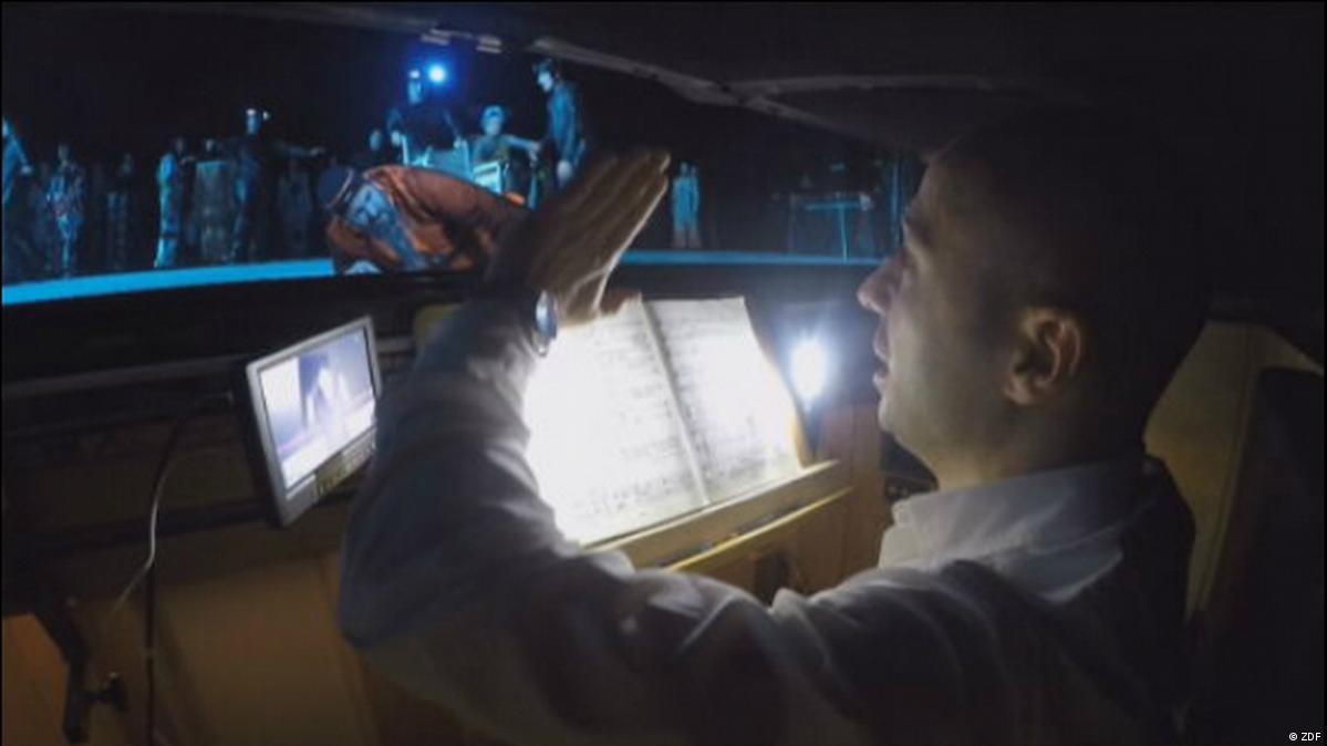 Behind the footlights: opera prompters – DW – 01/26/2017