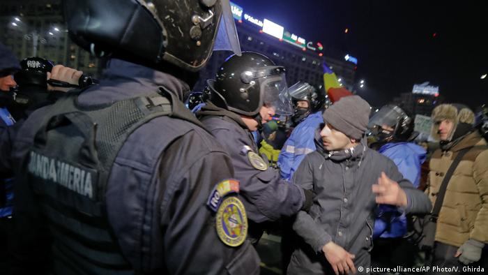 Biggest anti-corruption protests held in Romania since fall of ...