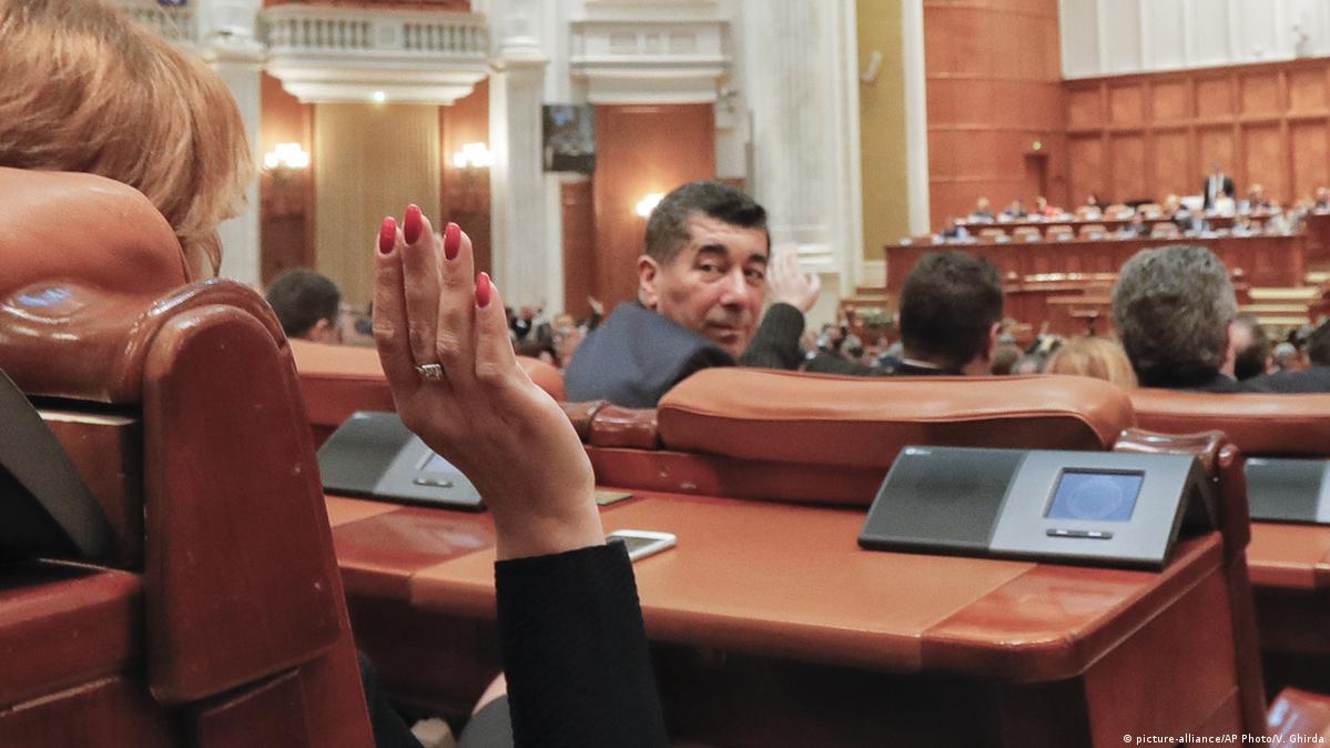 Parlamento rumano da luz verde a referendo – DW – 13/02/2017