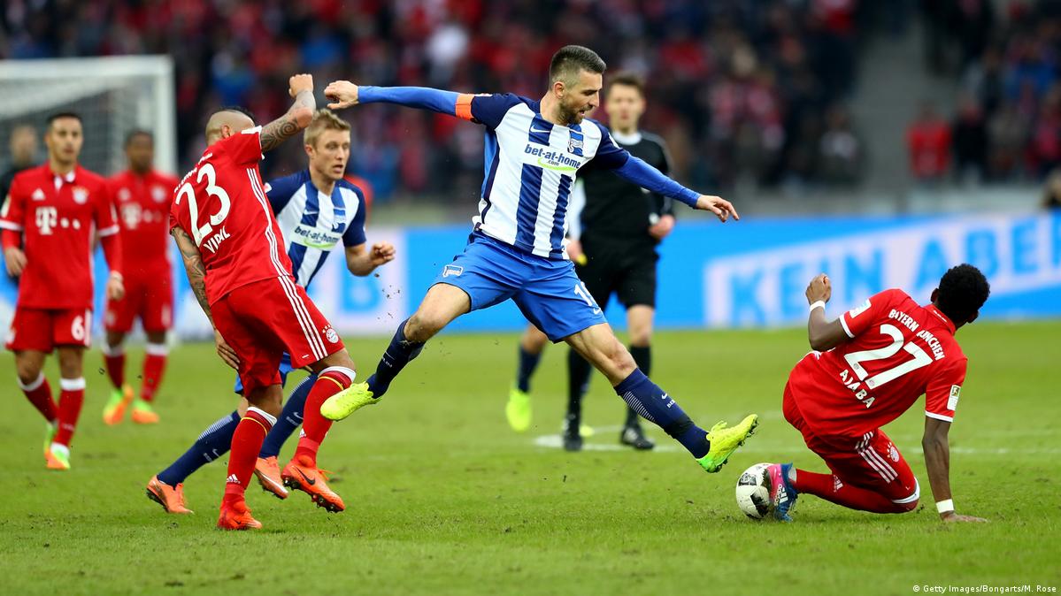 Lewandowski saves Bayern, Ingolstadt upset Frankfurt