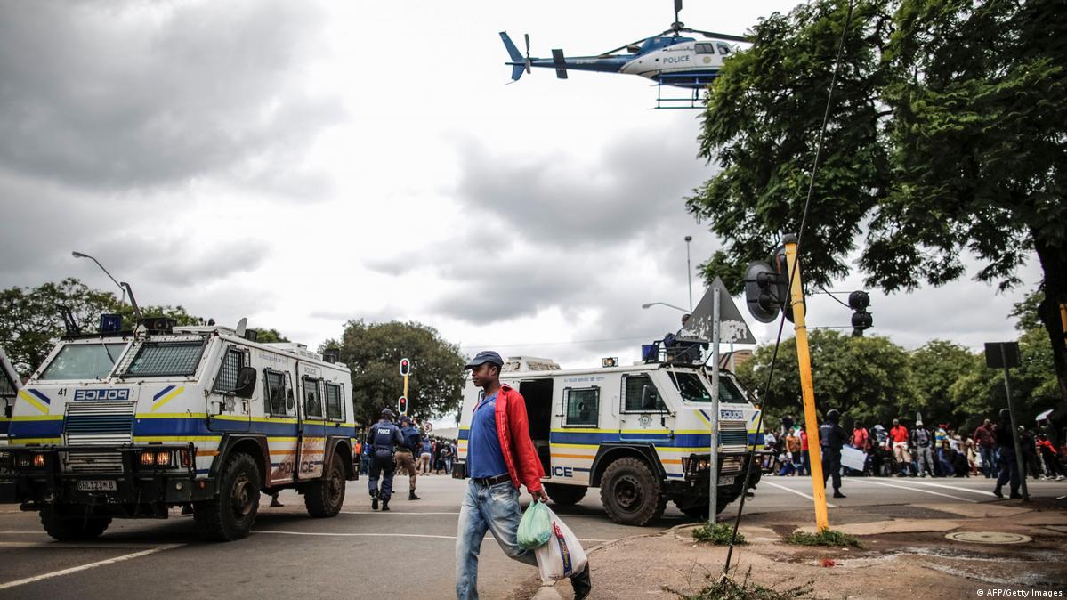 Souht African police break up anti-immigrant protests – DW – 02/24/2017