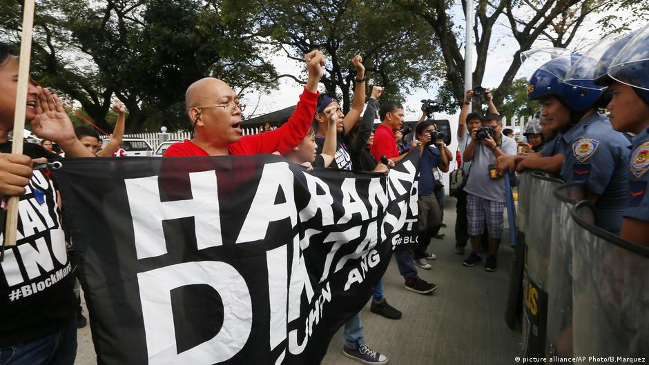 Filipinos protest drug war on revolution anniversary – DW – 02/25/2017