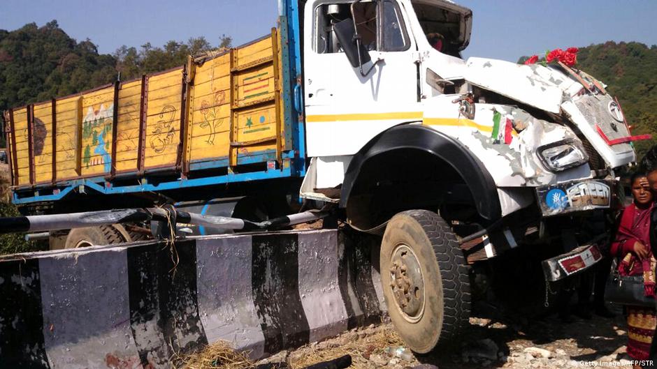 Truck crash kills churchgoers in India – DW – 02/26/2017