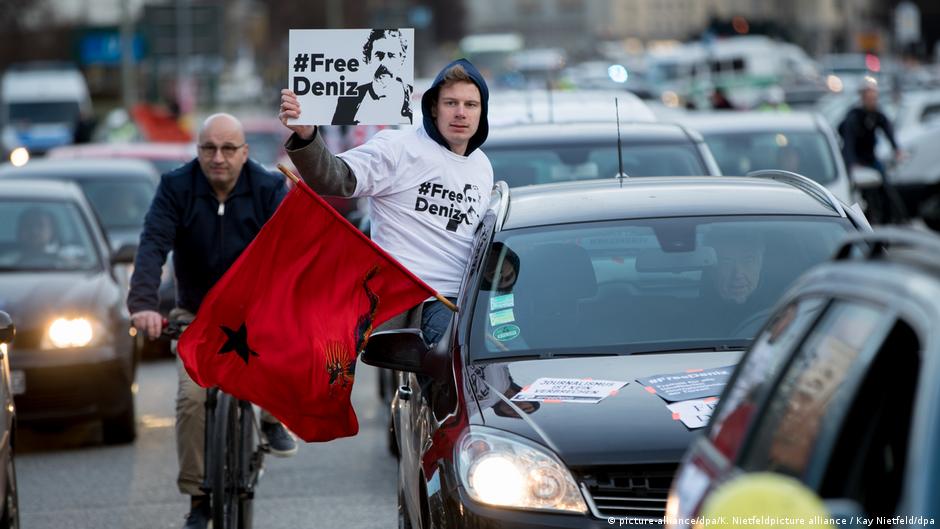 Honking for press freedom in Turkey – DW – 03/03/2017