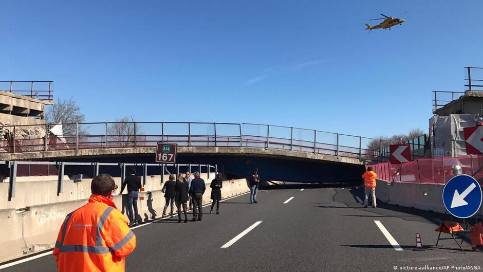 Bridge collapse in Italy kills road users