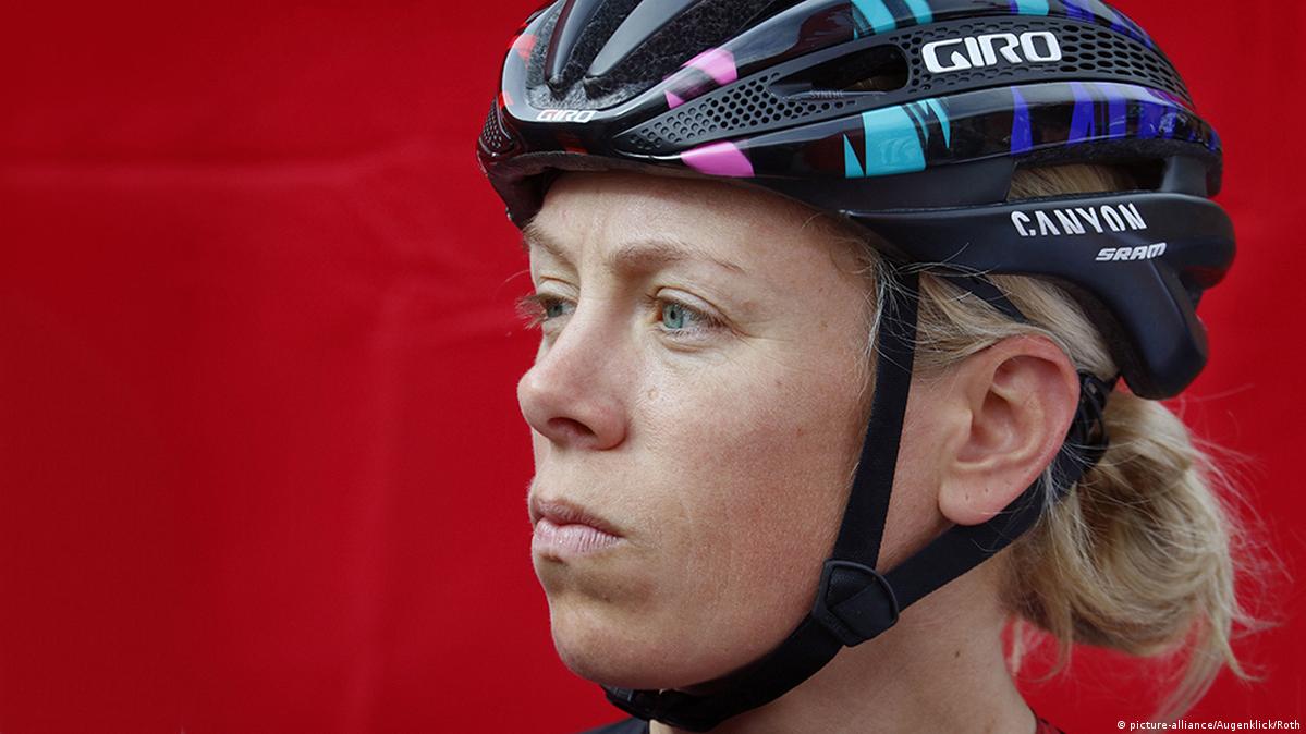 From living room to pro contract – DW – 03/29/2017