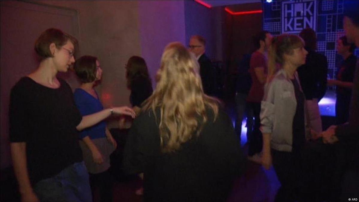 Pre-work parties - dancing to wake up – DW – 03/23/2017