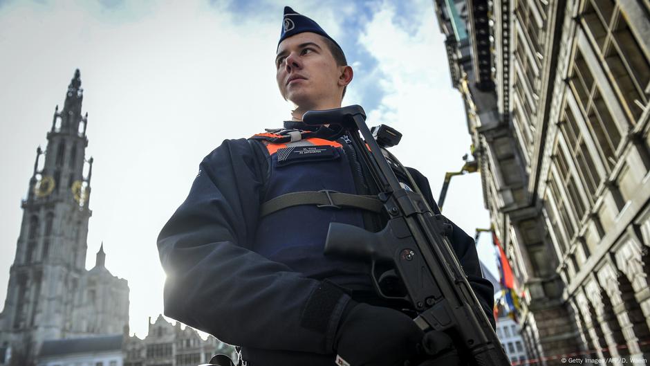 Antwerp police arrest man trying to drive into crowd – DW – 03/23/2017 Antwerp police arrest man trying to drive into crowd – DW – 03/23/2017