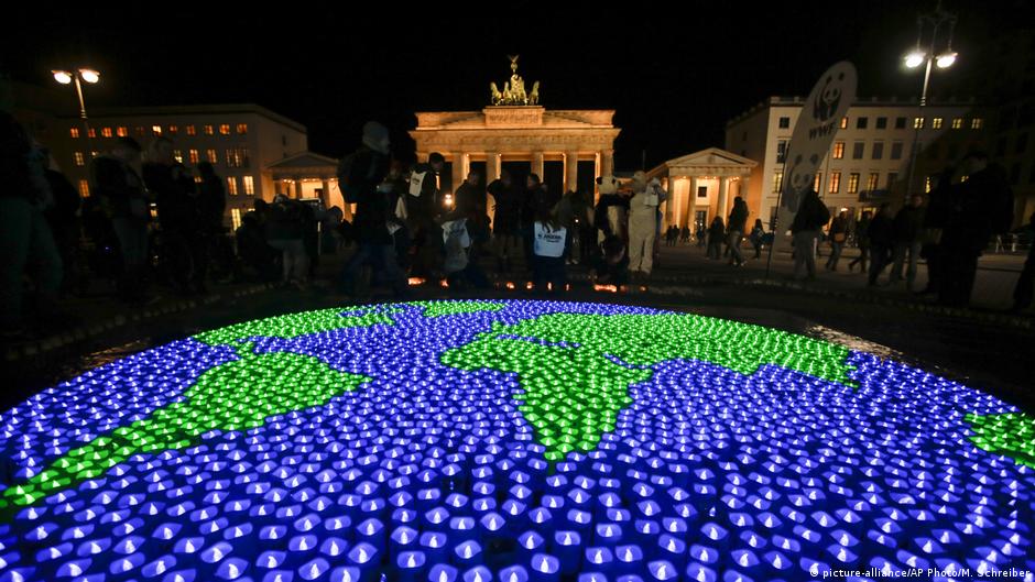 World's landmarks turn off light for nature