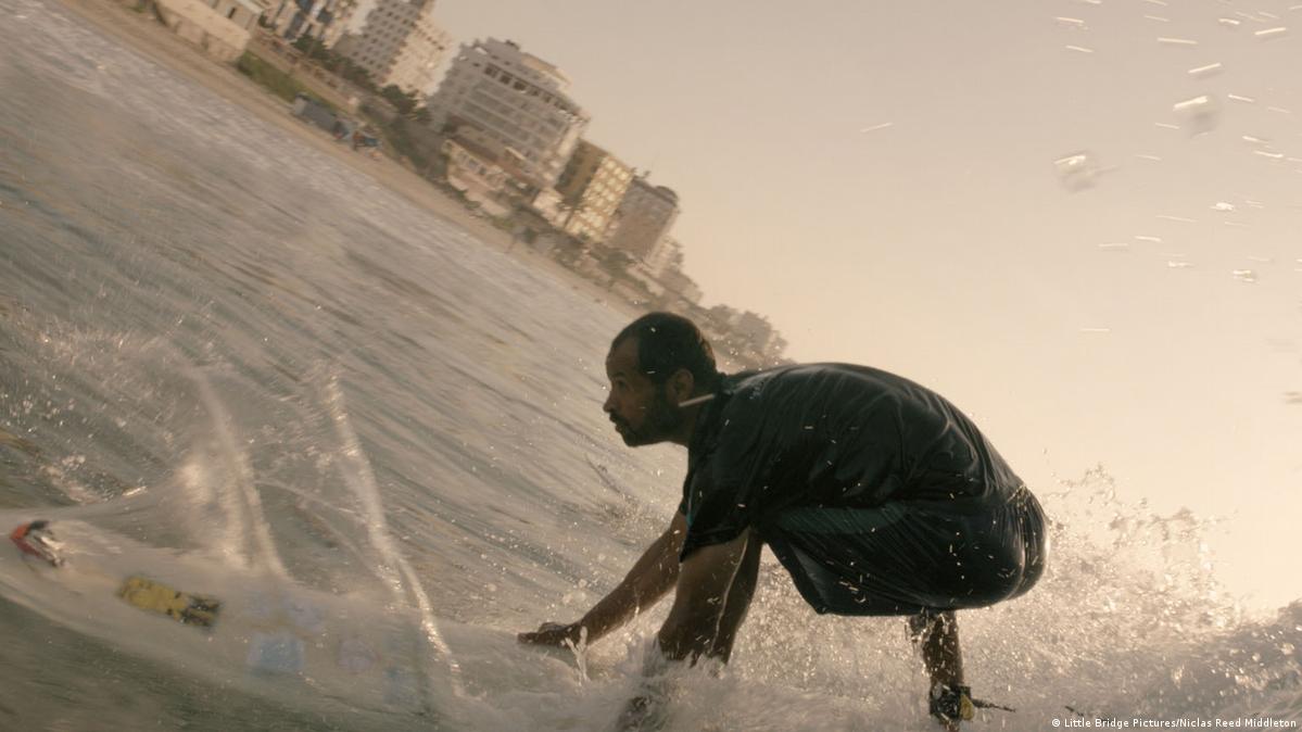 'Gaza Surf Club': Finding a break in times of war – DW – 03/30/2017