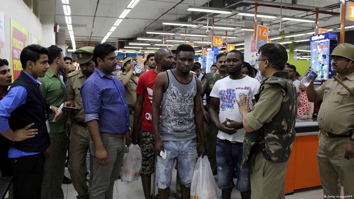 Indian mob beats African students – DW – 03/28/2017