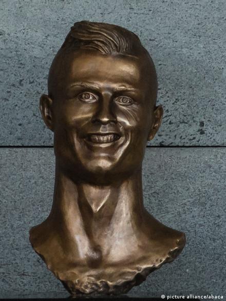 Celebrity Statues 60 Photos - Moonagedaydream.film