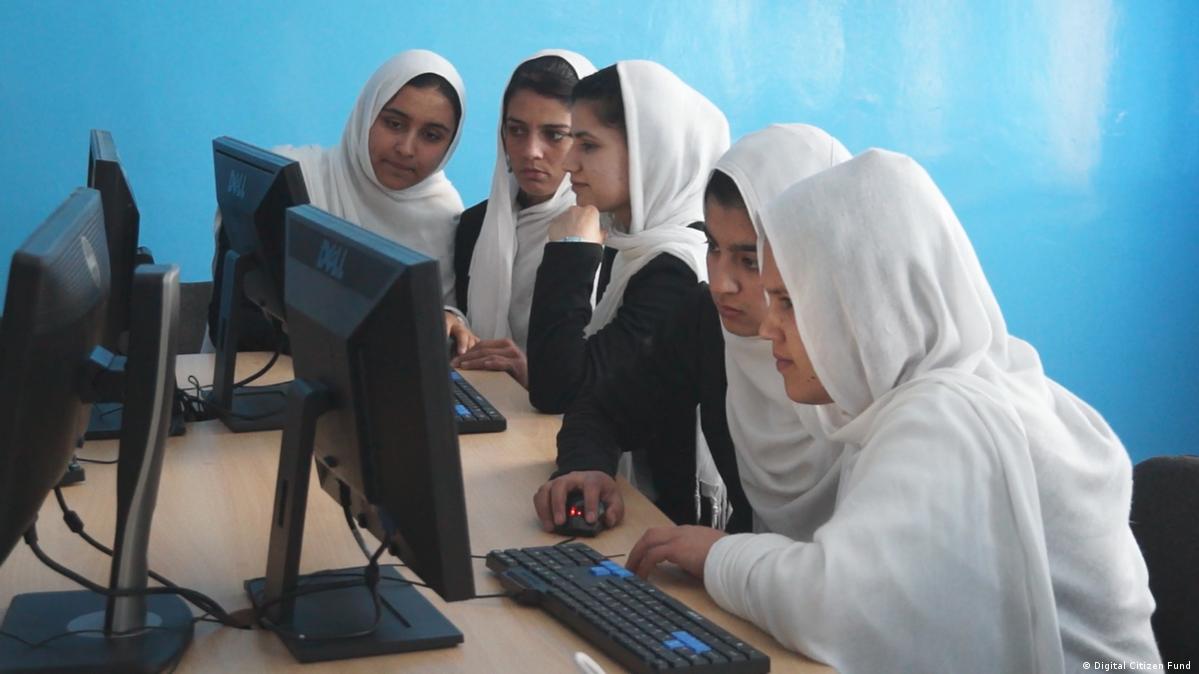 Afghan girls break cyber walls – DW – 04/18/2017