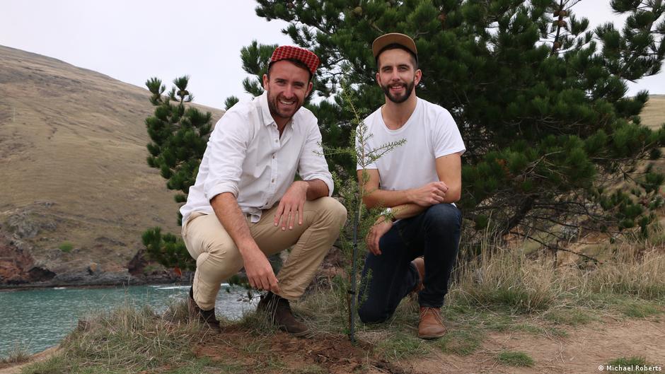 Trees in honor of Trump – DW – 04/06/2017